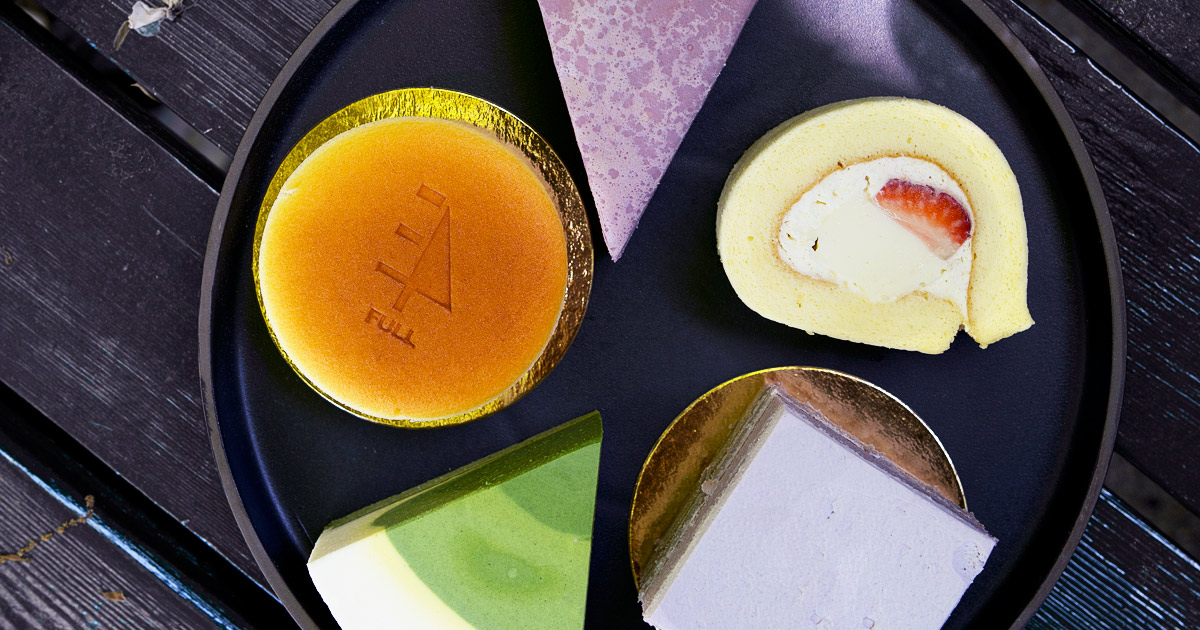 3 Quarters Full Cafe cakes via foodora | Foodgressing