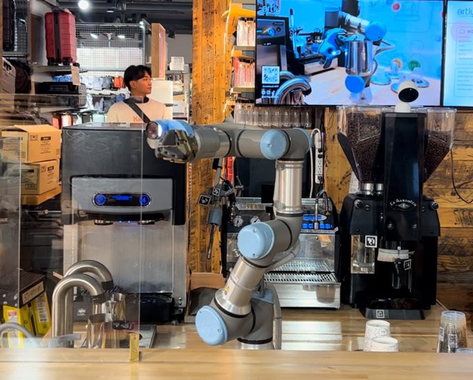 Artly Vancouver: Robotic Barista at MUJI Robson - Foodgressing